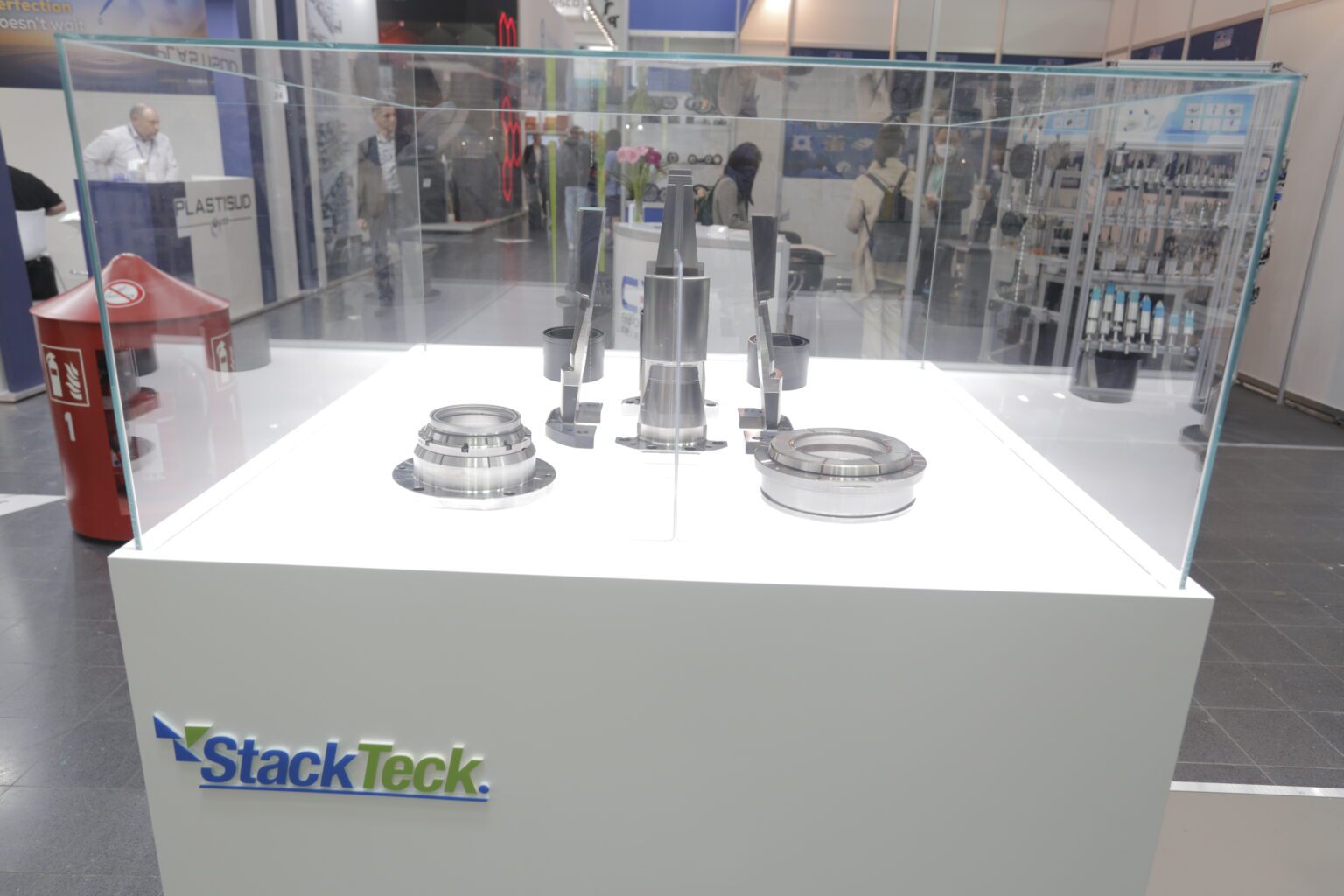 Moldes de StackTeck crean la primera lata de plástico